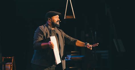 검은색 셔츠 공연 공연가 극장 남성 남자 대중 연설 마이크로폰 소통 손 스테이지 스포트라이트 스피커 약혼 어두운 배경 엔터테인먼트 자신감