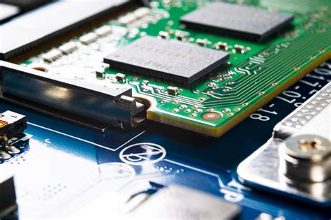 저항기 마이크로 칩 및 전자 부품이 있는 회로 기판의 매크로 샷 컴퓨터 하드웨어 기술 통합 통신 프로세서 정보 공학 반도체