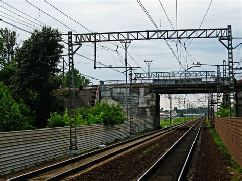 무료 이미지 이미지들 하늘 식물 구름 선로 하부 구조 철도 차량 나무 운송 수단 가공 전력선 구르는 주거 지역 대중 교통 전기 공급 금속