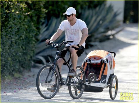 Chris Hemsworth And His Big Biceps Go For A Bike Ride Photo 3055657