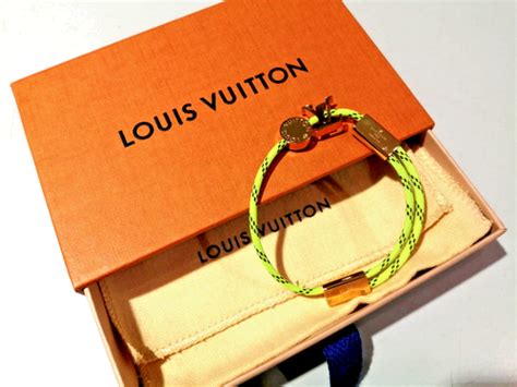 Authentic Louis Vuitton Lv Fluo Bracelet Bangle Yellow Gold Tone Mp2145