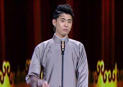 张云雷神模仿足疗技师贾冰 调侃师弟岳云鹏脚臭娱乐相声小品好看视频