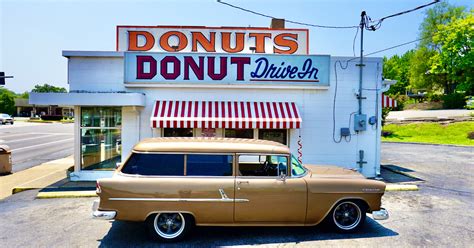 People Drive From All Over Missouri Eat At This Tiny But Mighty Donut Shop