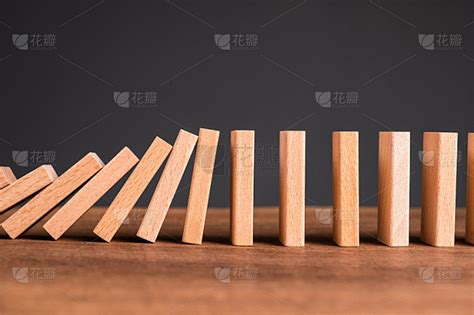 多米诺骨牌开始倒下