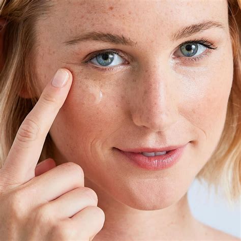 سرم آبرسان هیالورونیک اسید ایزدین