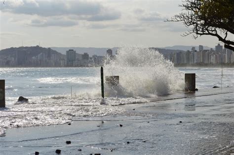 Premium Photo Sea Waves Splashing Onshore In The City Against The Sky