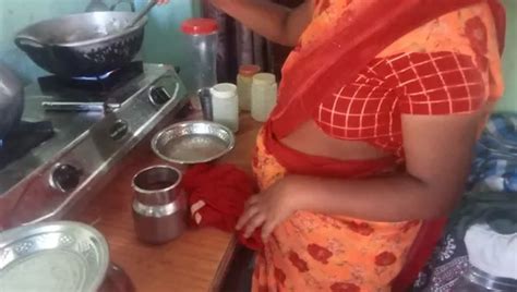 Swetha 사리 스트립 쇼를 하는 타밀 와이프 xHamster