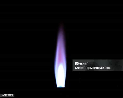 Nyala Api Dari Pembakar Bunsen Yang Digunakan Di Laboratorium Difoto Dalam Gelap Foto Stok