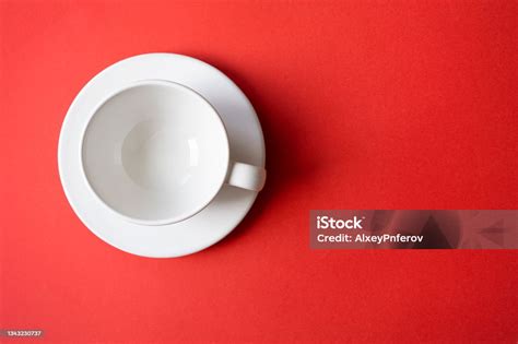 빈 흰색 세라믹 컵 머그컵 밝은 빨간색 배경 상단 보기 텍스트 공간 접시에 그릇간단한 평면 평신도 구성 웃옷에 대한 스톡 사진 및 기타 이미지 Istock
