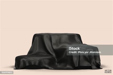 연단은 베이지색 배경에 격리된 검은 실크 조각으로 덮여 있습니다 어두운 천으로 덮인 현실적인 상자 제품 화장품 프리젠테이션을 위한 연단 창조적 인 모형 3d 벡터 그림입니다