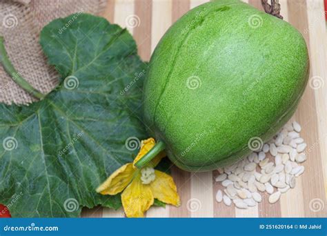 Calabaza De Cera Con Flores Y Semillas En La Tienda Foto De Archivo