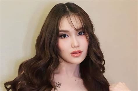 Gaya Ayu Ting Ting Makin Seksi Dan Berani Intip Penampilan Sang Biduan Dengan Dress Mini Hitam