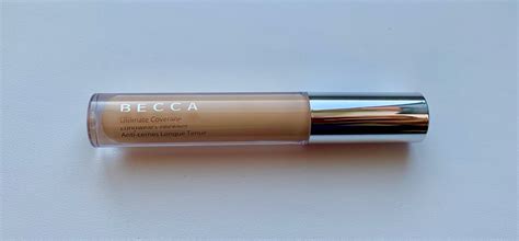 Консилер с высокой пигментацией и кроющей способностью от Becca ...