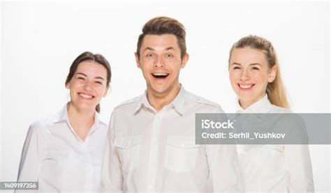 흰색 배경에 흰색 셔츠를 입은 젊은 사업가 팀이 고립되었습니다 두 명의 소녀와 남자로 구성된 팀은 행복하고 이기고 계획하고 논쟁하고 토론하고 화나게하고 무언가를 이깁니다 흰