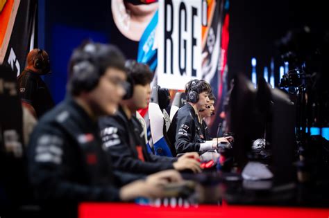 《英雄聯盟》世界大賽八強戰jdg直落三晉級，明日t1對陣rng 4gamers