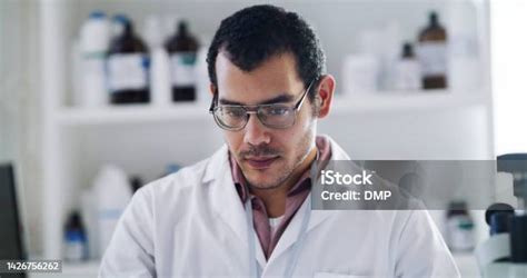 과학 남자 초점 실험실 연구 기술자 및 의료 혁신 화학 테스트 및 물리학 돌파구 생각하는 과학자 남자 박사 의학 전문가 및 생물학 분석을 연구하는 Dna 노동자 25 29
