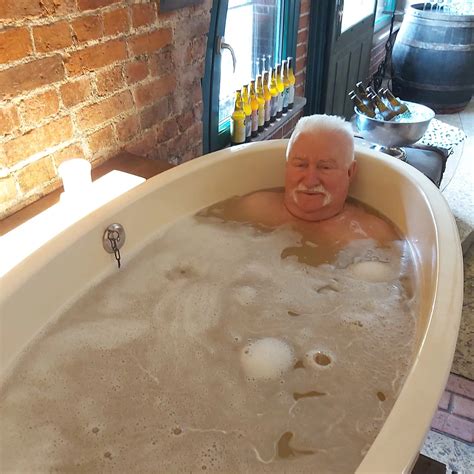 Lech Wałęsa Zażył Kąpieli W Piwie „i Takie życie Noblisty To Ja Rozumiem” Wprost