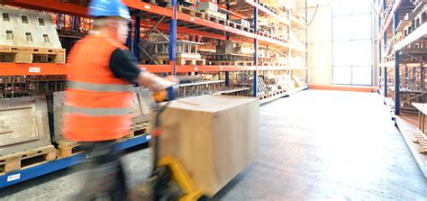 물품 창고의 물류 및 운송 근로자를 위한 물품 보관 및 운송 30 39세에 대한 스톡 사진 및 기타 이미지 30 39세 공장 산업 건물 남성 Istock