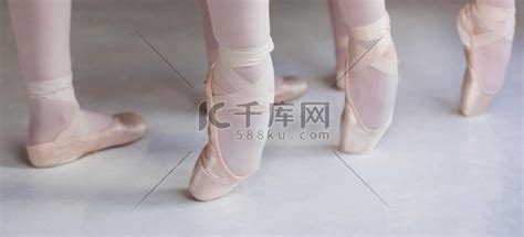 专业芭蕾舞演员一起训练足尖鞋高清摄影大图 千库网