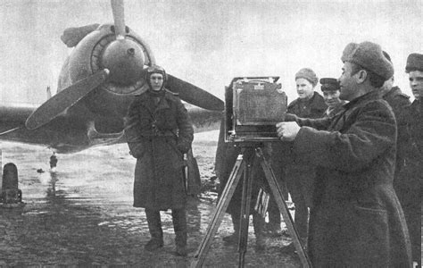 Летчик 63-го Гвардейского истребительного авиаполка Алексей Маресьев у ...