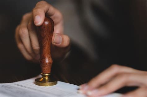 Closeup Da Mão De Uma Pessoa Carimbando Com Carimbo Aprovado No