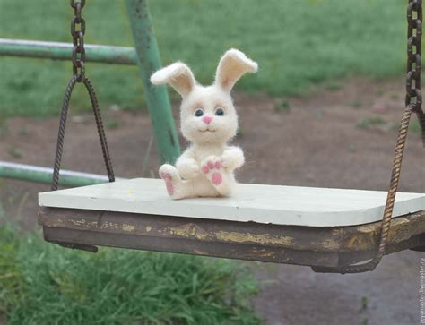 Белый зайчик валяная игрушка из шерсти