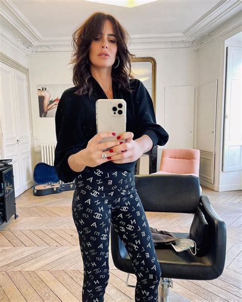 Une Chroniqueuse De Touche Pas à Mon Poste Avoue Avoir Couché Avec