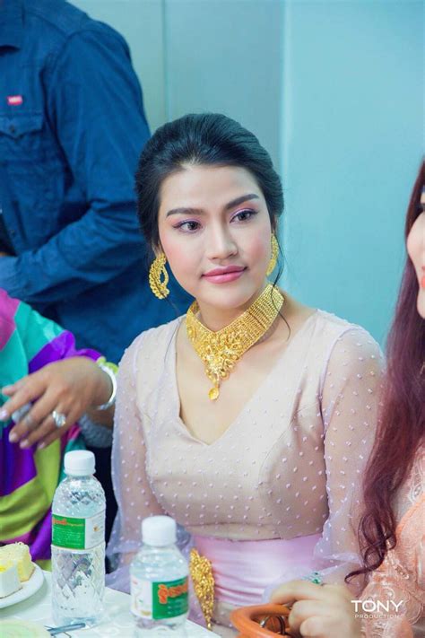 ရွှေရောင်နတ်သမီးလေး အသွင်နဲ့ စိန်ရွှေရတနာဆိုင် ဖွင့်ပွဲတက်ရောက်ခဲ့တဲ့