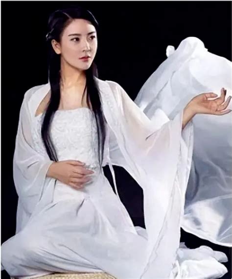 坐拥 妲己”白珊珊：年薪700万，许老板夸 没有她搞不定的事” 2008年，许家印登顶成为中国首富，君临天下。他俯瞰天下，发现缺少后宫团队的妃子，于是，下召：欲觅一名后宫妃子。不期一晃 雪球