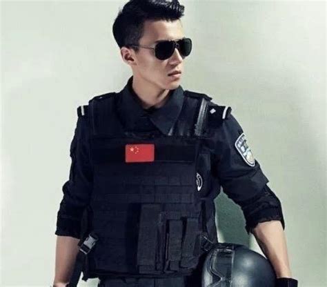 史上最帅最爷们的警察叔叔来袭，舔屏吧爷们区里阶梯新浪新闻