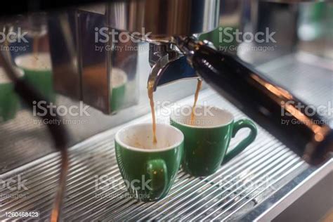 전문 커피 머신에서 커피 추출 신선한 커피를 준비하고 레스토랑 바 또는 술집에서 컵에 쏟아지는 커피 머신 에스프레소는 기계에서 촬영 0명에 대한 스톡 사진 및 기타 이미지