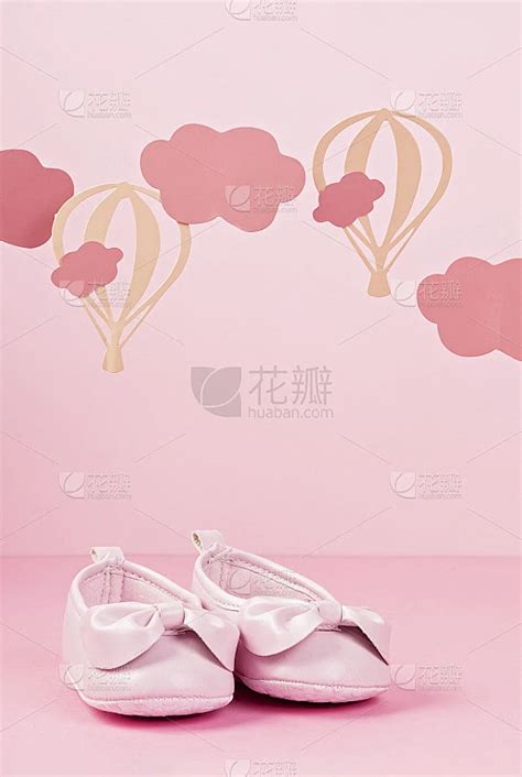 宝贝女孩可爱的粉红色鞋子在粉红色柔和的背景与云彩和气球素材 花瓣网