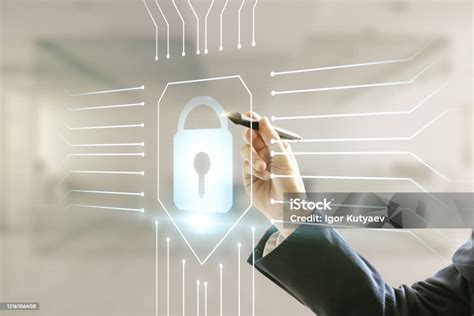 펜이있는 사람의 손은 흐린 사무실 배경에 가상 창조적 인 잠금 기호와 마이크로 회로 그림을 그립니다 보호 및 방화벽 개념입니다