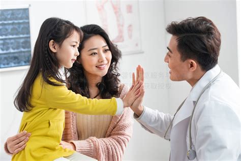 保健高清图片 年轻妈妈带着孩子看医生 人像图片免费下载格式5472像素编号65938078 千图网