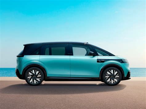 Toyota Isis Zeekr Mix