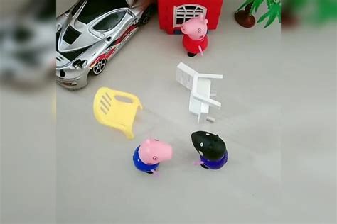 小狗丹尼来找小猪乔治玩，不小心弄到凳子，猪爸爸坐地下了