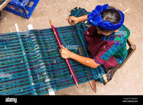 Maya Woman In Traditional Huipil Weaving Fotos Und Bildmaterial In
