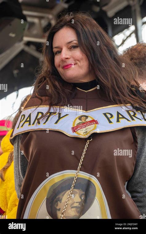 Muenchen Faschingsdienstag Auf Dem Viktualienmarkt Angela Ascher Schauspielerin Munich