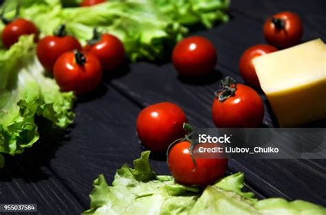 신선한 샐러드 재료 체리 토마토 치즈와 양상추의 큐브 검은색 나무에 나뭇잎 0명에 대한 스톡 사진 및 기타 이미지 0명 굽기 꼬챙이 Istock