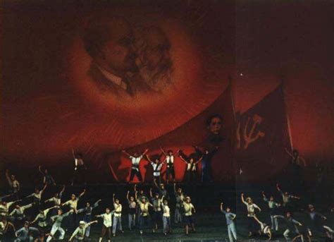 朱韵和 On Twitter 周恩来搞个人崇拜注重娱乐性与艺术性 小夏究其本质，大歌舞《东方红》就是一个充满个人崇拜并经艺术谎言刻意包装的向毛泽东表示忠心的产物。