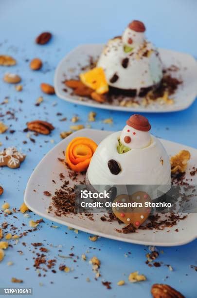 Latar Belakang Es Krim Dalam Bentuk Dua Manusia Salju Yang Dapat Dimakan Di Piring Putih Dari