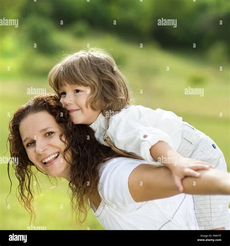 Maman Jouant Avec Son Fils Banque De Photographies Et Dimages à Haute