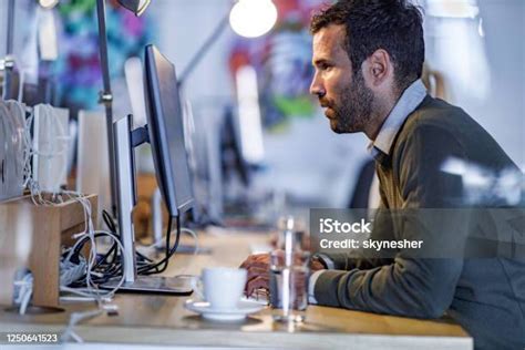 사무실의 Pc에서 코드를 읽는 남성 프로그래머의 프로필 보기입니다 It 지원에 대한 스톡 사진 및 기타 이미지 It 지원 검사 보기 그래픽 디자이너 Istock