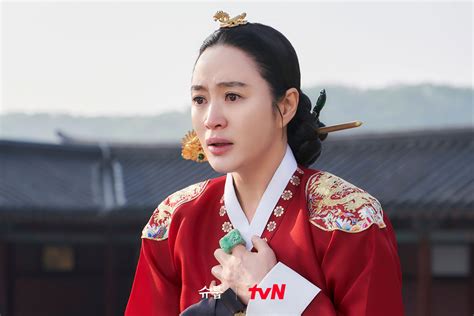 Kim Hye Soo Is Shocked To Tears After Secretly Following Yoo Seon Ho In