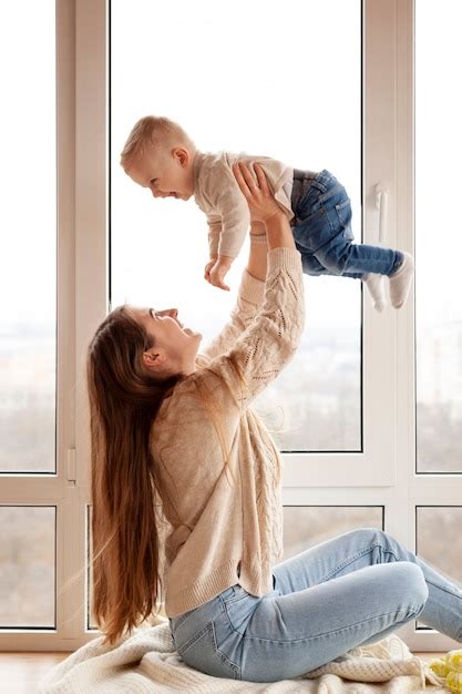 Madre Jugando Con Pequeño Hijo Foto Gratis