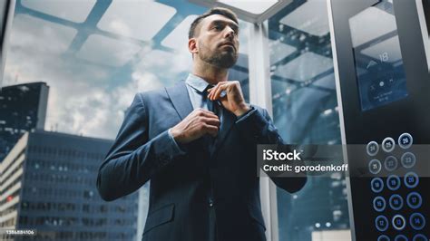 현대 비즈니스 센터에서 사무실에 유리 엘리베이터를 타고있는 동안 정장에 성공적인 사업가 넥타이를 고정 중요한 회의 준비 넥타이에 대한 스톡 사진 및 기타 이미지 Istock