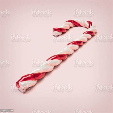 3d 일러스트레이션 왼쪽 복사 공간이있는 흰색 배경에 빨간색과 흰색 사탕 스틱 0명에 대한 스톡 사진 및 기타 이미지 0명 12월 3차원 형태 Istock