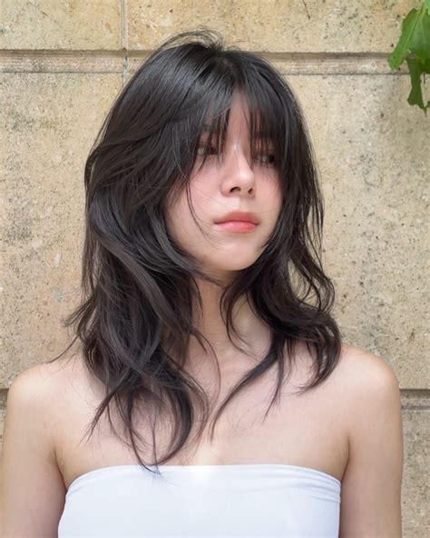 요닝 류영채 • 레이어드컷 레이어드펌 푸딩브라운 일상에서 쉽고 특별하게 할 수있는 반묶음🫰🏽 앞머리 핀으로 나만의 개성을 표현해봐요🫶🏽 심플한 걸 좋아하는 저는 검정