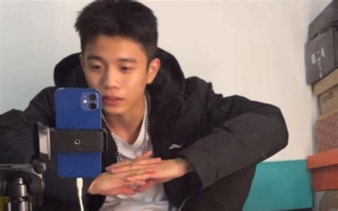 白袜男高体育生直播脱袜子 挠tk帅哥脚心 默认收藏夹 哔哩哔哩视频