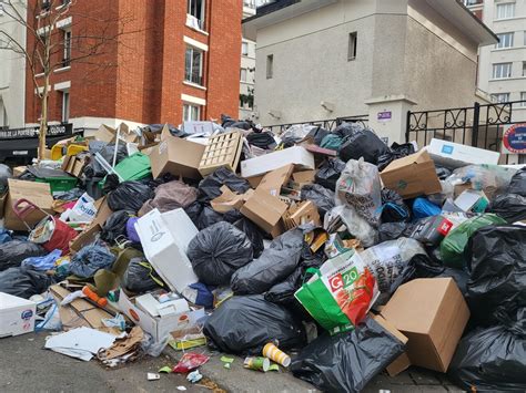 르포 쓰레기에 뒤덮인 파리치우는 사람들 그리고 방해하는 사람들 연합뉴스